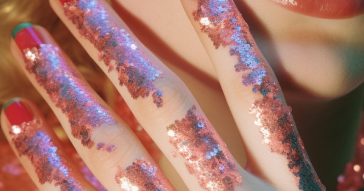 От «зимней русалочки» до лунных ногтей: 5 идей блестящего маникюра | Flacon